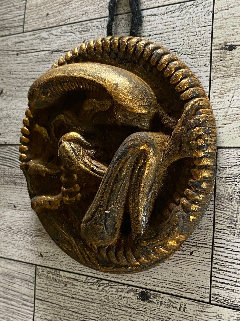 Xenomorph / Alien Medallion Ornament Blackened Beeswax - Etsy