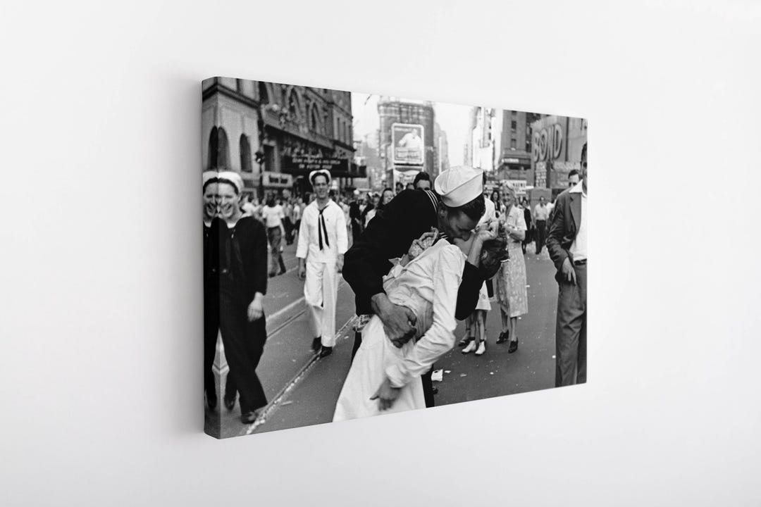 V-J Day in Times Square, V-J Day in Times Square Canvas, Couples ...