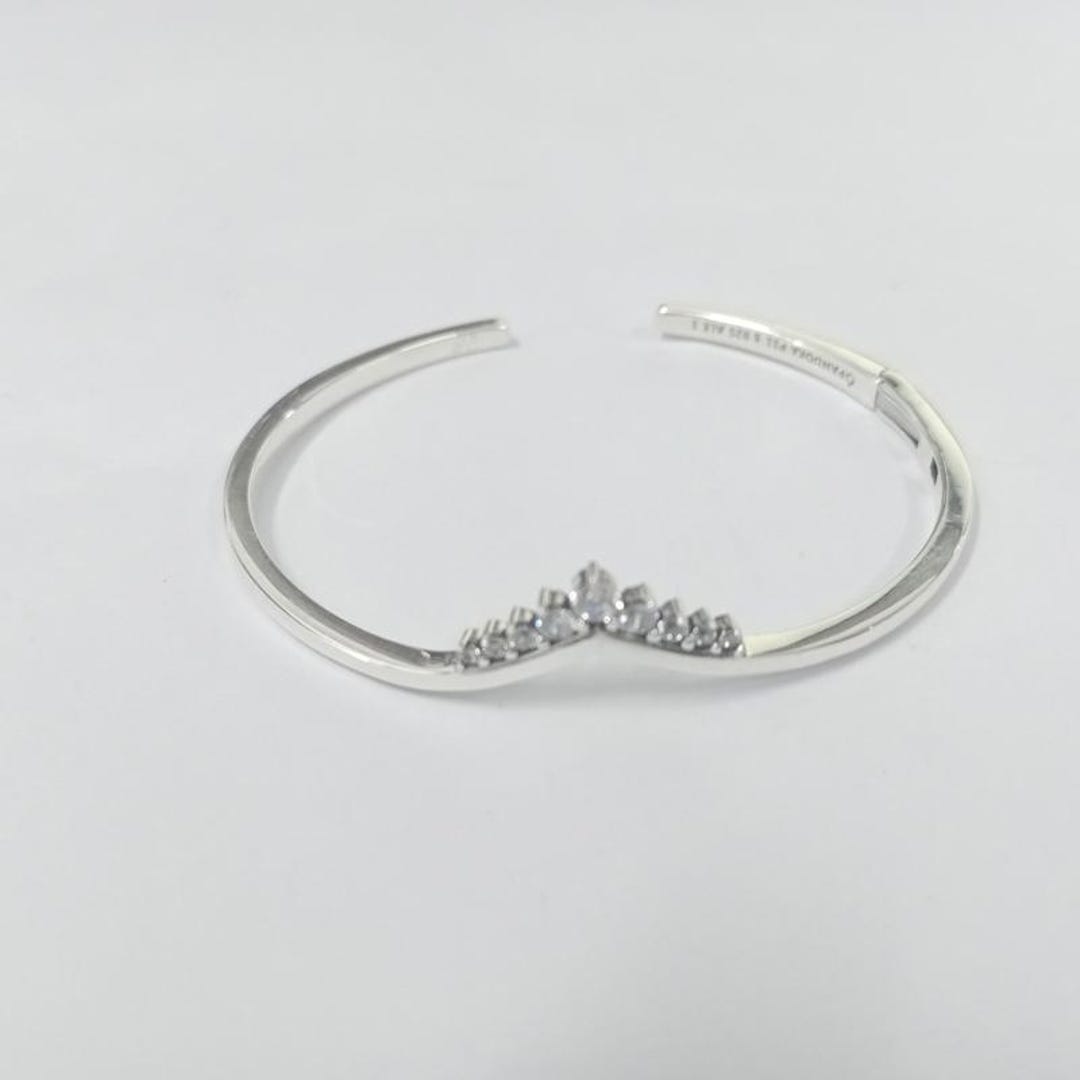 Tiara wishbone store