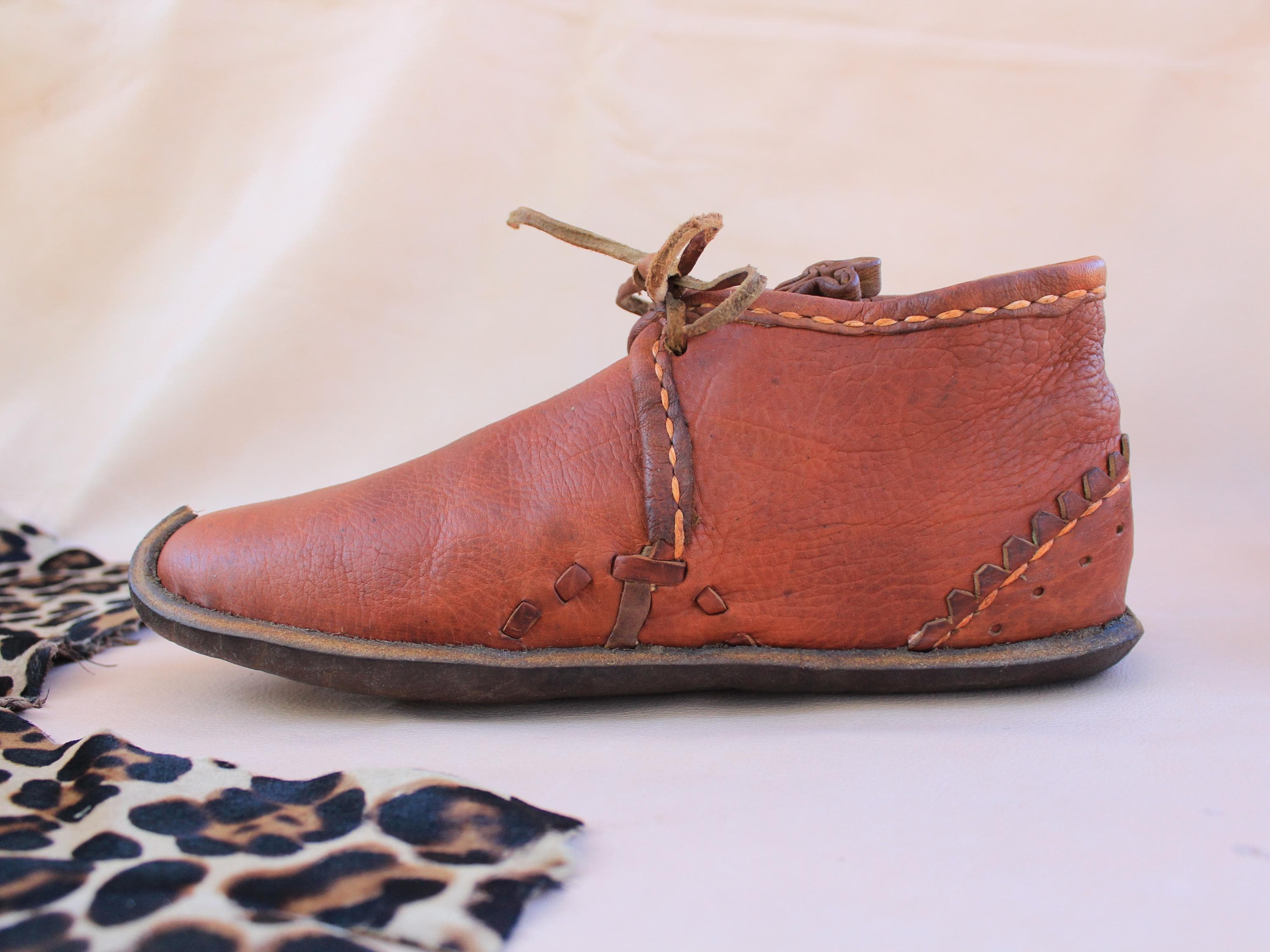 Natürliche Ziegel Farbe Mittelalterliche Leder Stiefeletten ...