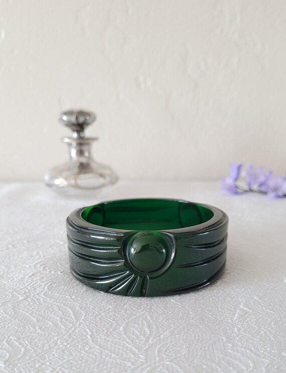 Wide Art Deco Hand Carved Emerald Green Bakelite Bang… - Gem