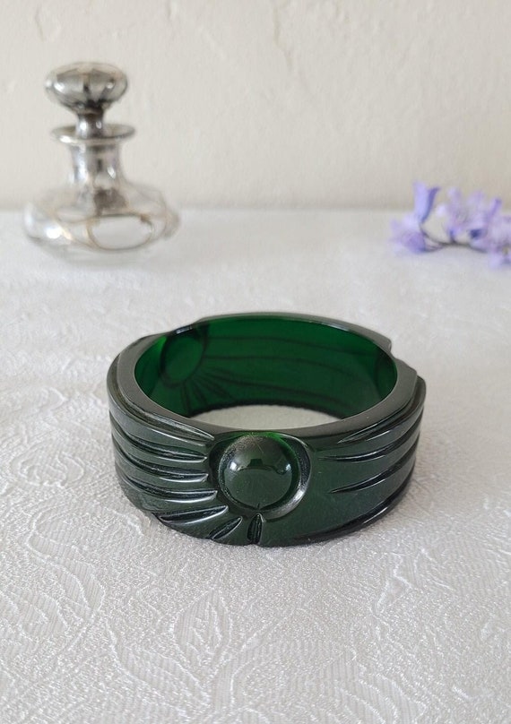 Wide Art Deco Hand Carved Emerald Green Bakelite Bang… - Gem