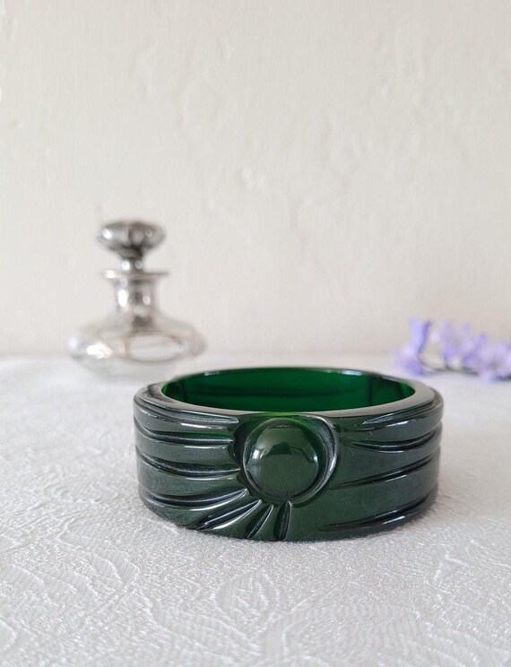 Wide Art Deco Hand Carved Emerald Green Bakelite Bang… - Gem