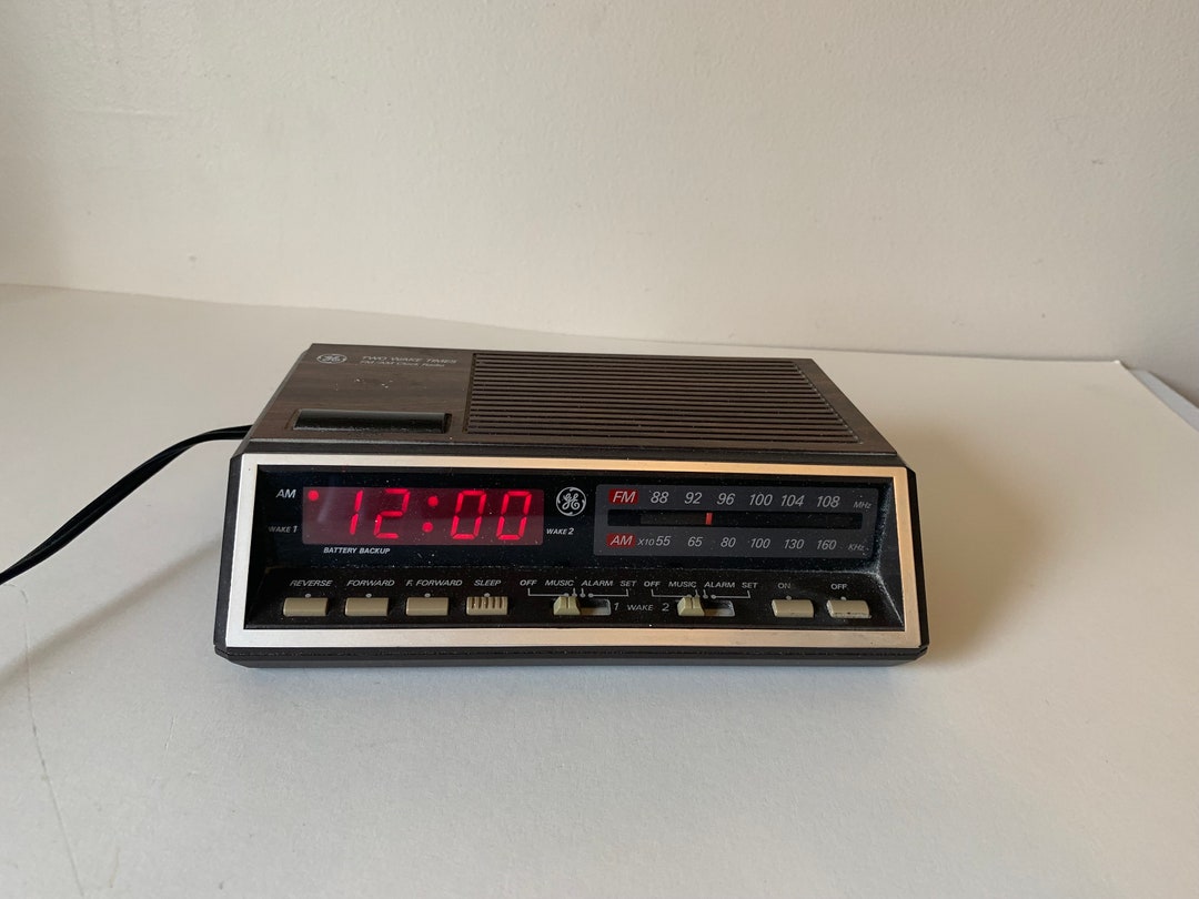 Step Back in Time With the Vintage 1980s GE Digital Alarm Clock AM/FM ...