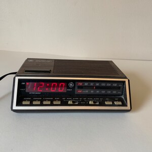 Step Back in Time With the Vintage 1980s GE Digital Alarm Clock AM/FM ...
