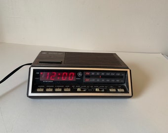 Step Back in Time With the Vintage 1980s GE Digital Alarm Clock AM/FM ...