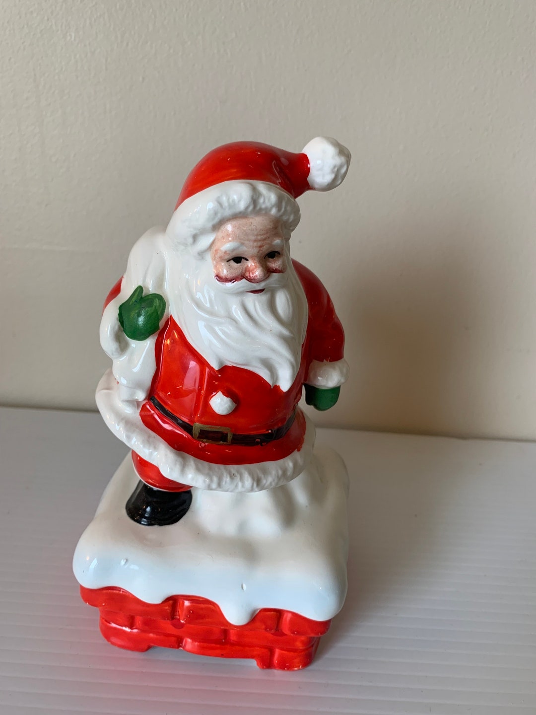 Charming Vintage Santa and Retro Christmas Decoration Knick Knacks ...