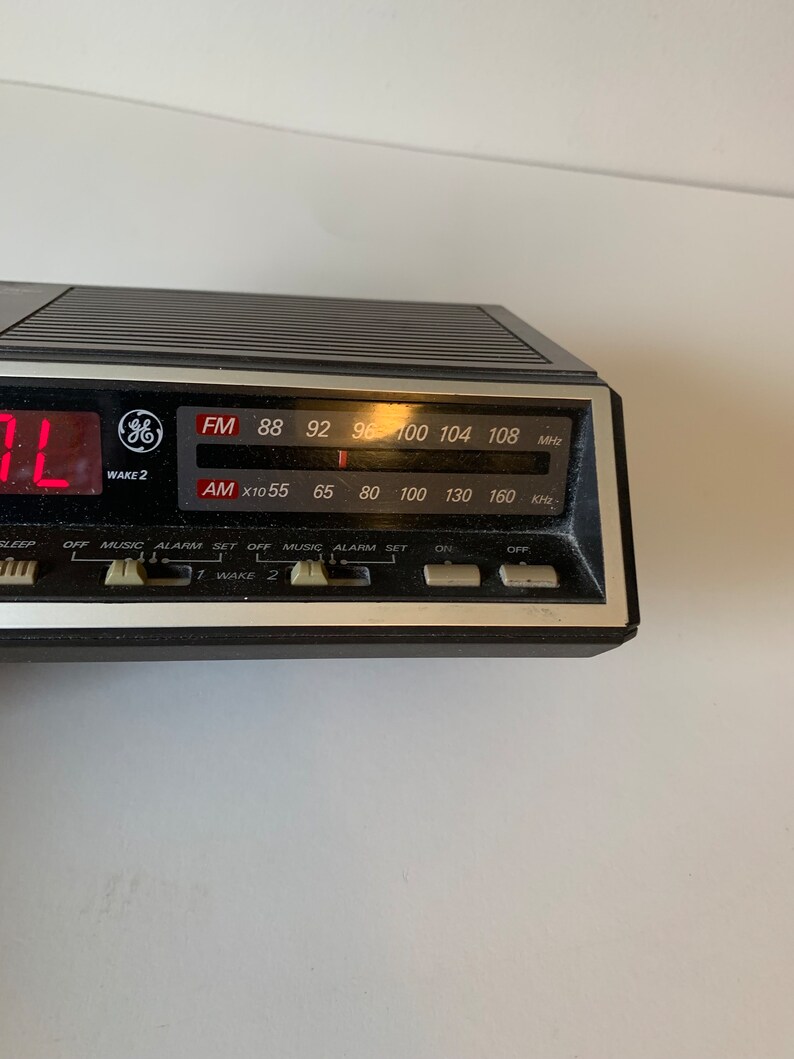 Step Back in Time With the Vintage 1980s GE Digital Alarm Clock AM/FM ...