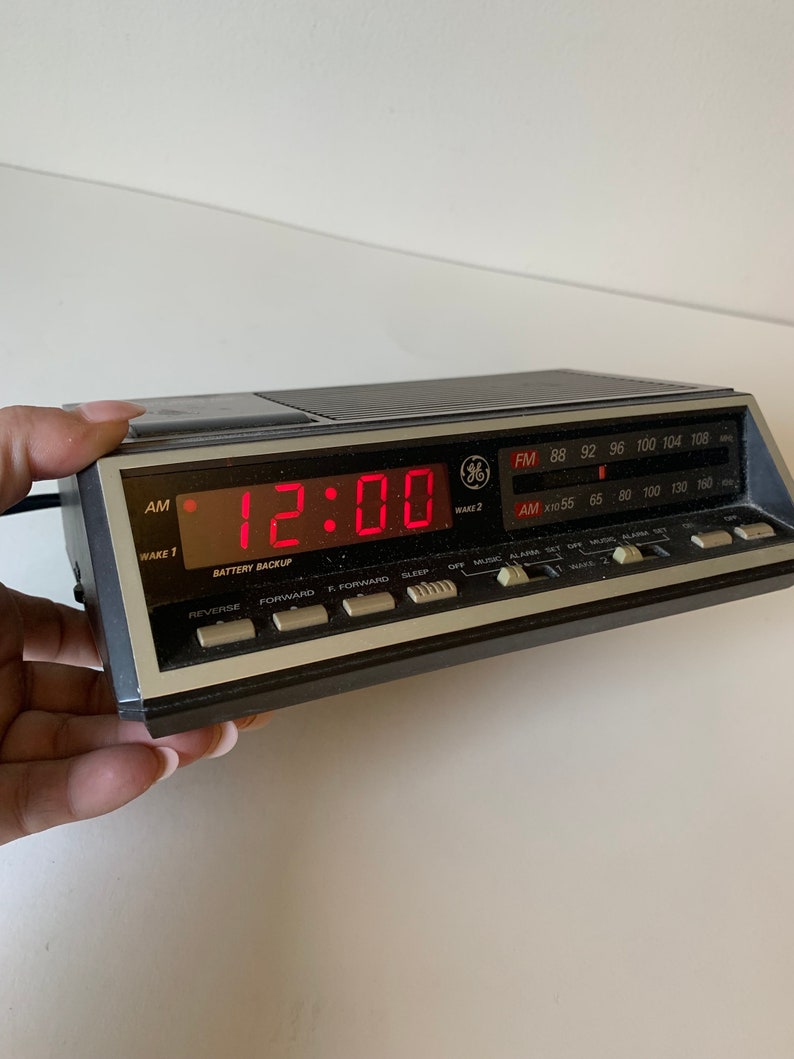 Step Back in Time With the Vintage 1980s GE Digital Alarm Clock AM/FM ...