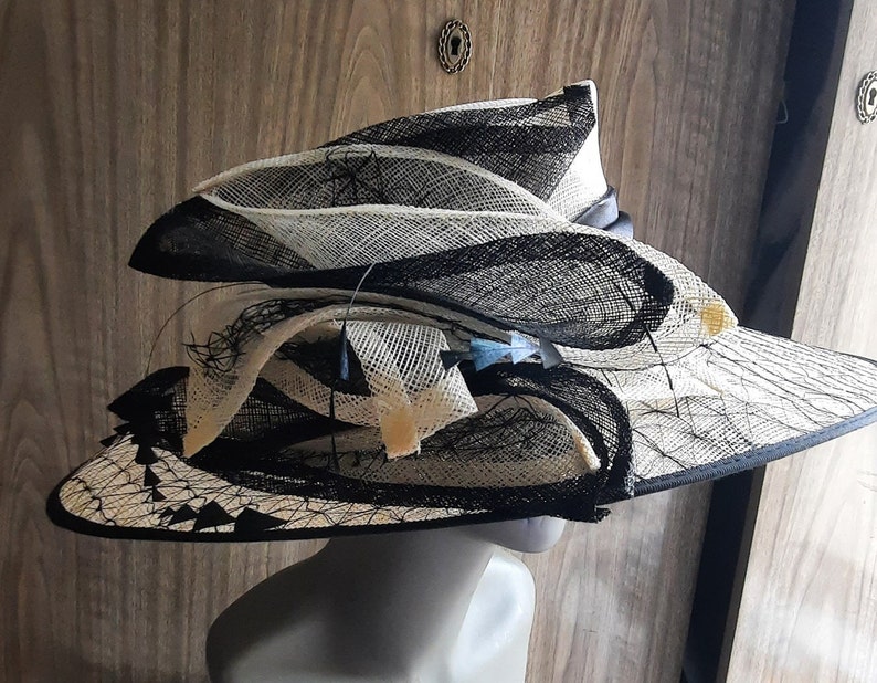 A Wide Wel Crafted Wedding/ Ascot/bridal Hat in Black and Cream Size M ...