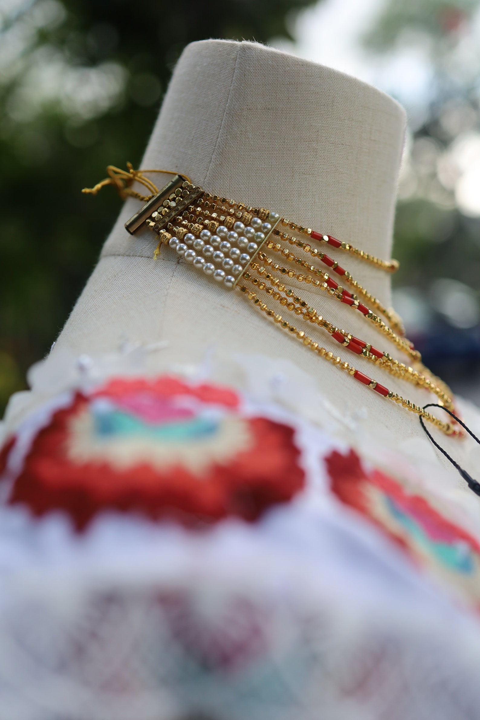 Hermosa Blusa Tradicional De Ecuador. Bordados a Mano Con Brillantes ...