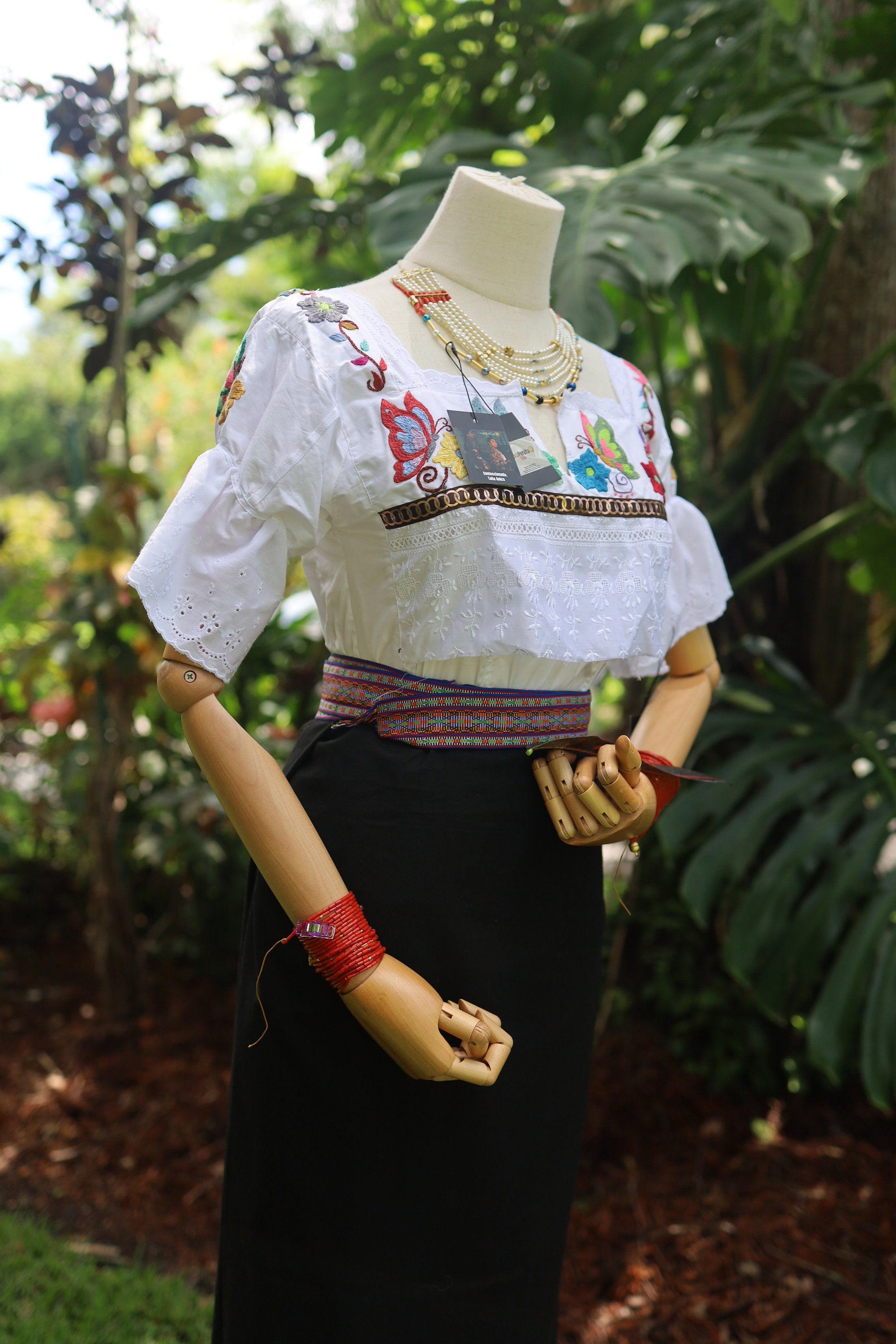 Hermosa Blusa Tradicional De Ecuador. Bordado a Mano Con Un Brillante ...