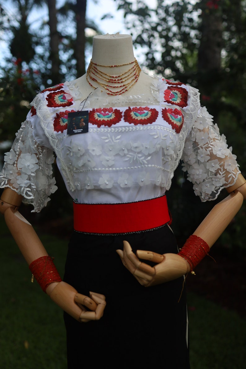 Hermosa Blusa Tradicional De Ecuador. Bordados a Mano Con Brillantes ...