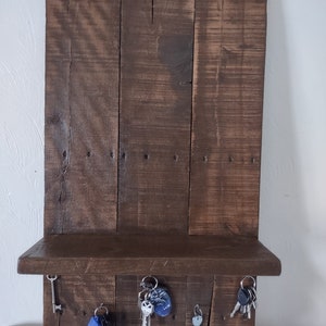 Reclaimed Pallet Wood Shelf With Key Rack: Modern Rustic Farmhouse ...