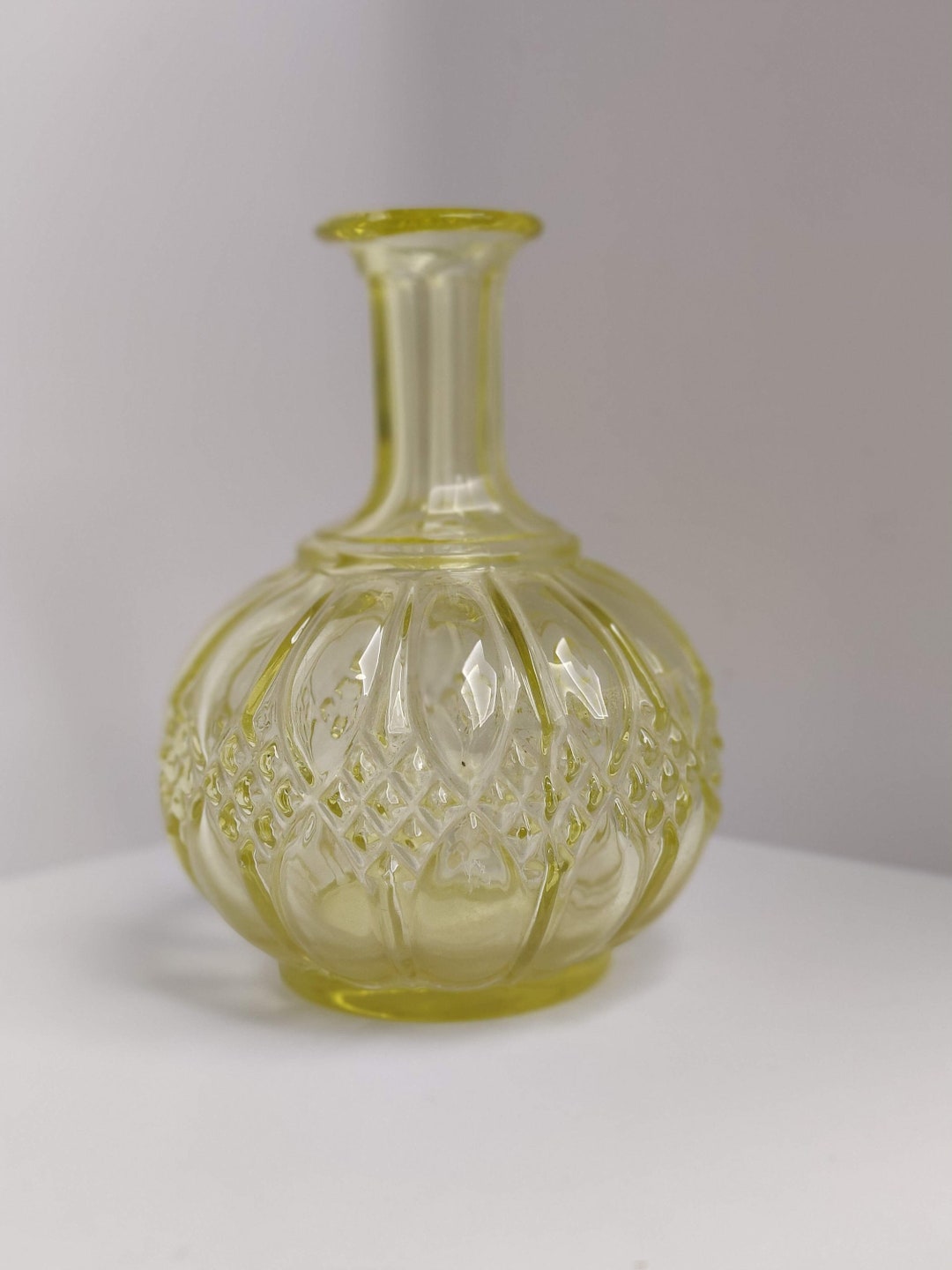 Vintage Ouraline uranium Glass Vase - Etsy