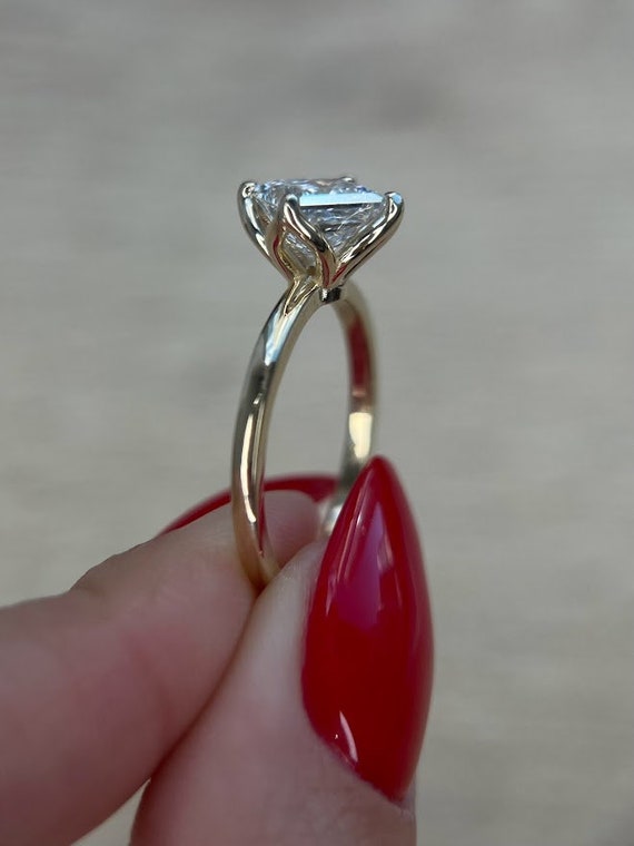 Elegant solitaire engagement rings store