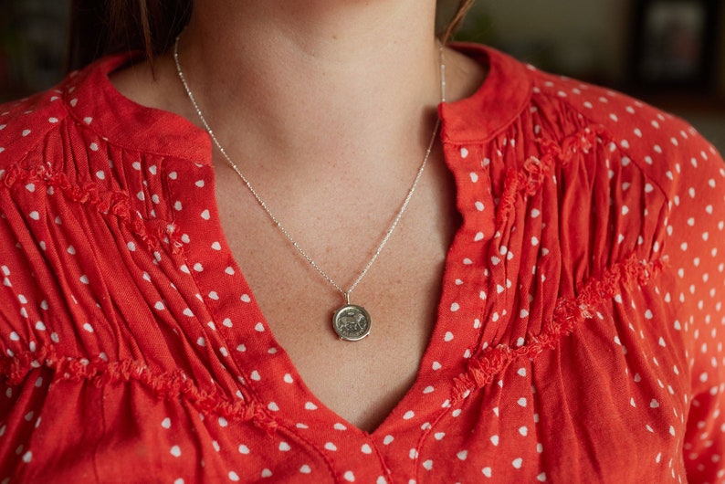 Christian Lion and Lamb 18mm Coin W/bezel Pendant & Necklace - Gold or ...