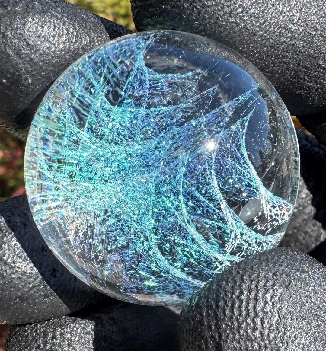 Canica de vidrio esmeralda dicroica con espiral: maravilla luminiscente ...