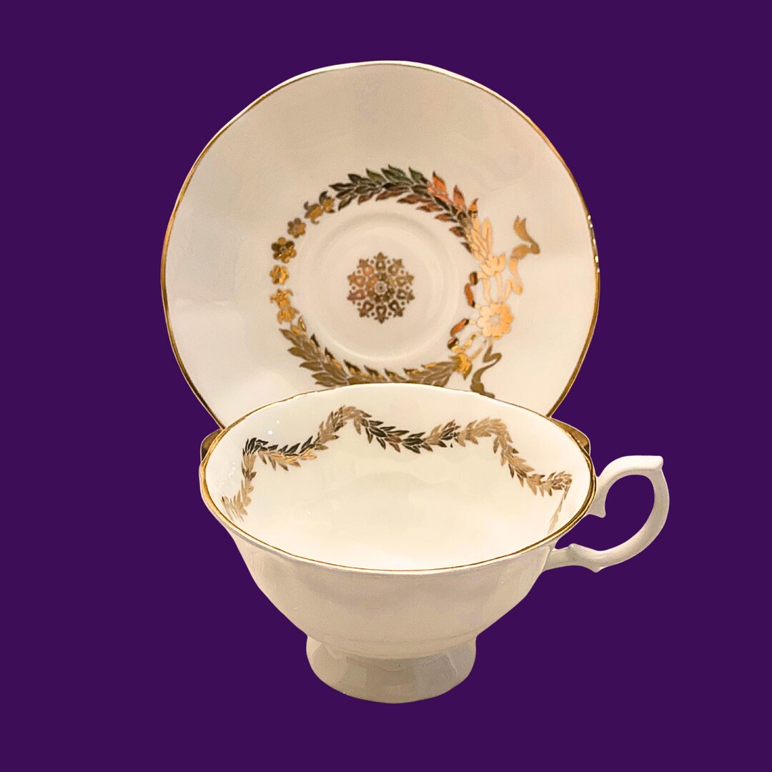 Buckingham Palace Fine Bone China Tea Cup and Saucer: Gold Laurel ...