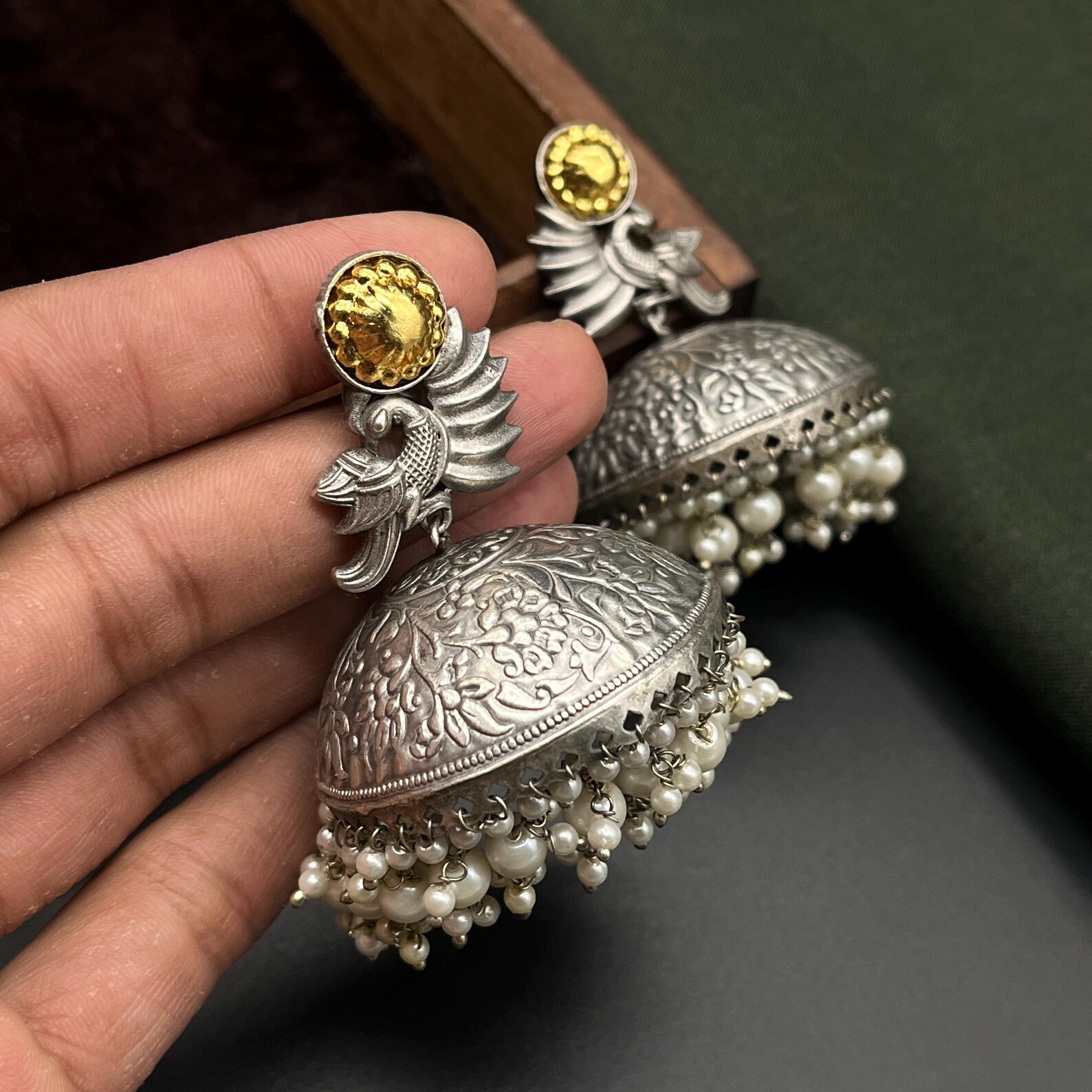 Pendientes Jhumka de pavo real bicolor con perlas / Joyería Jhumki ...