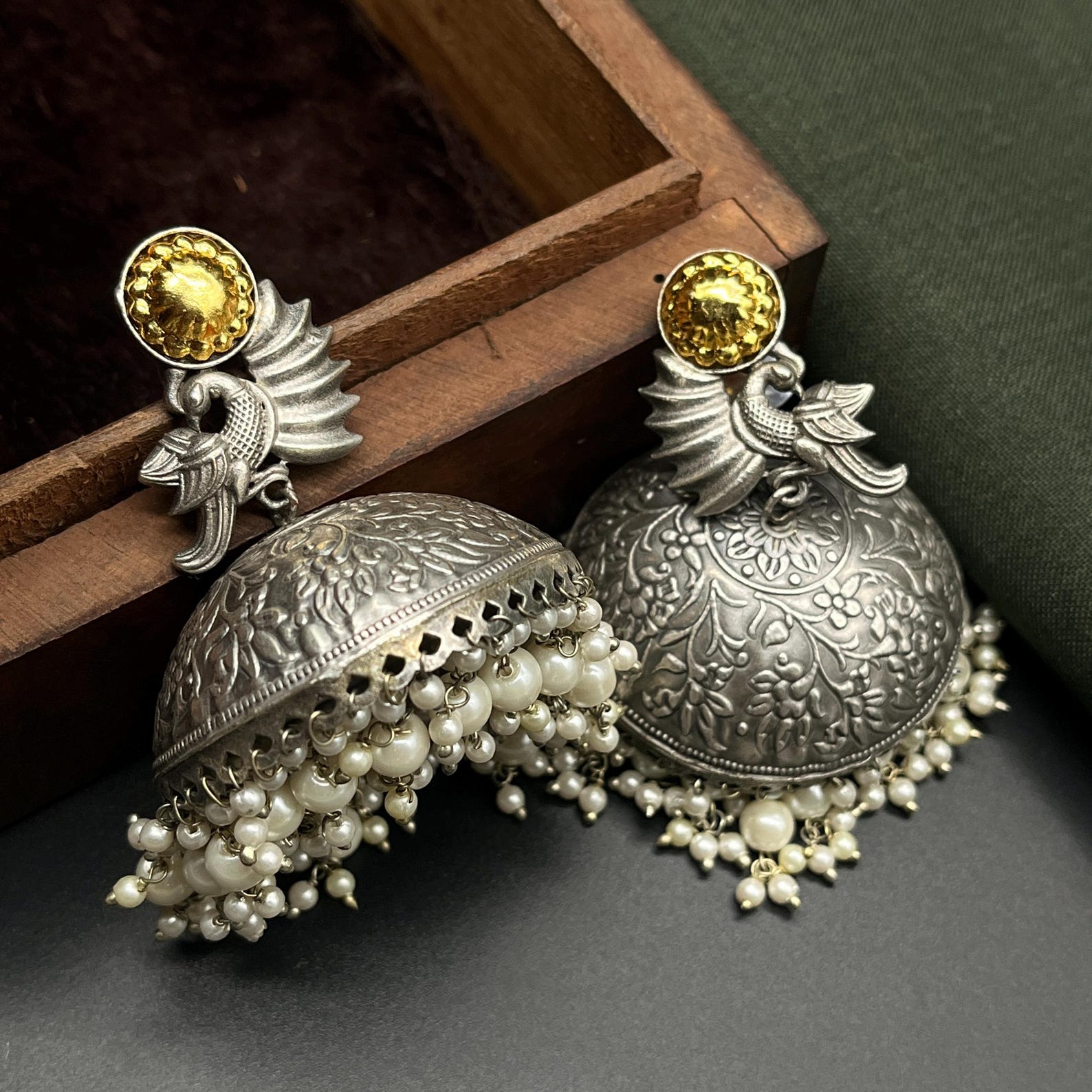 Pendientes Jhumka de pavo real bicolor con perlas / Joyería Jhumki ...