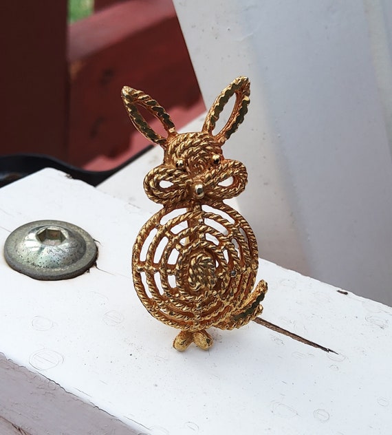 Vintage Mamselle goldtone bunny rabbit brooch - Gem