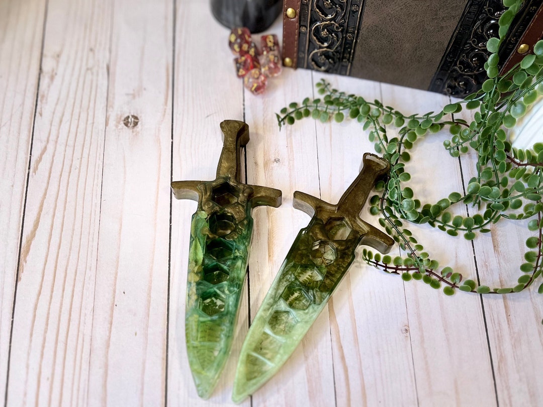 Custom Dagger Dice Box - Etsy