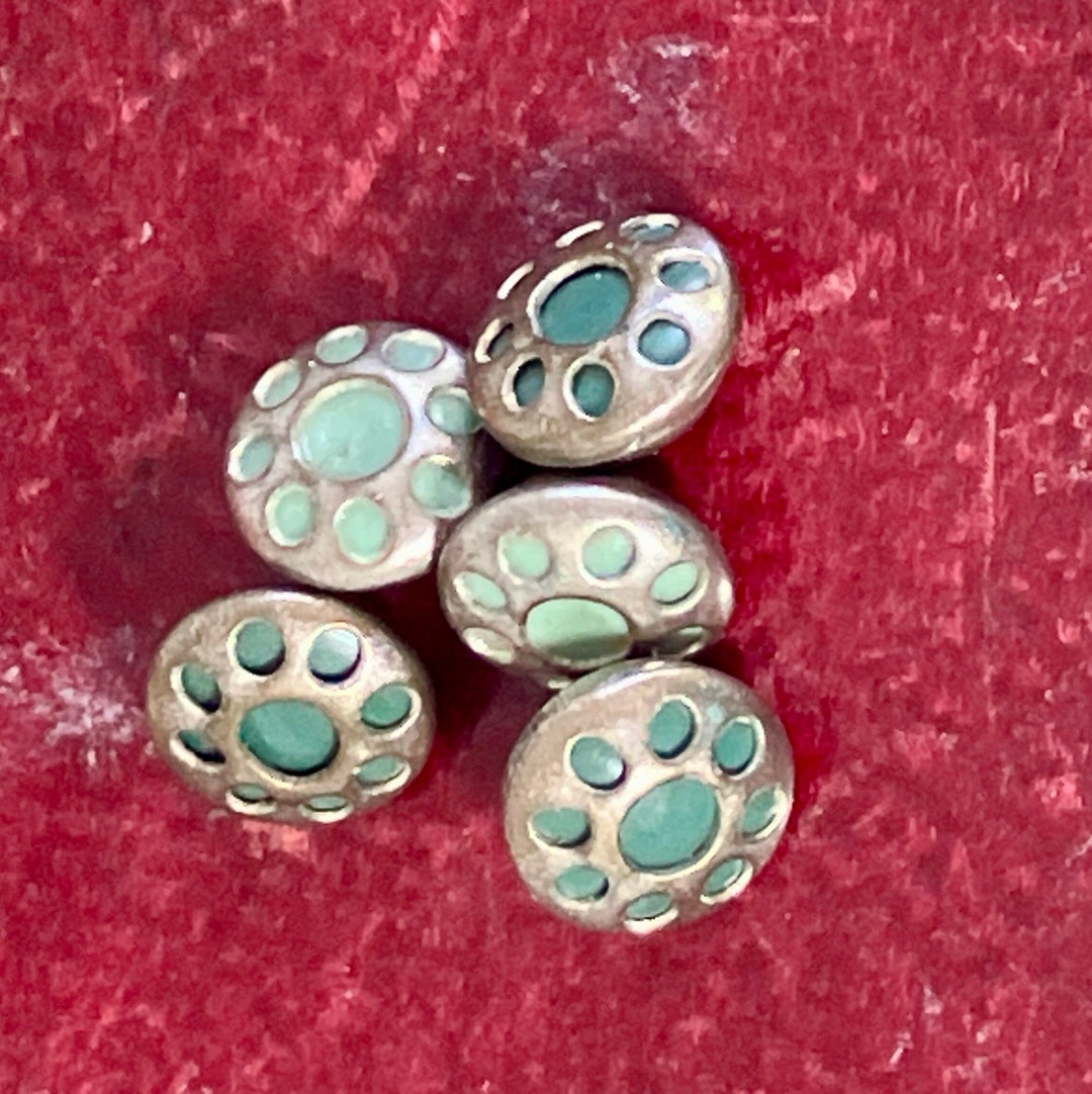 Botones vintage diminutos de latón con detalles de esmalte verde ...