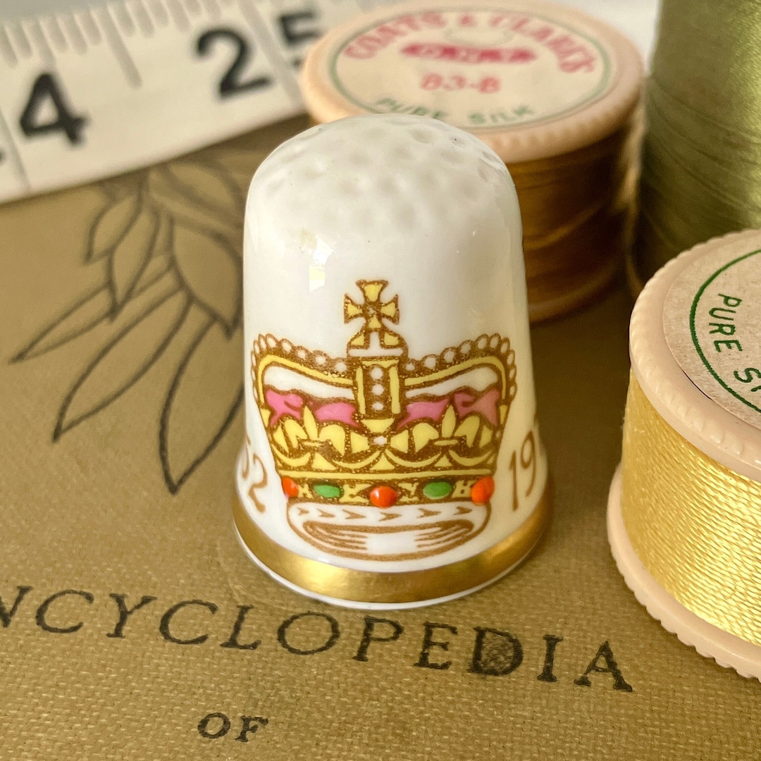 Royal Memorabilia: Queens Silver Jubilee Commemorative Thimble 1977 - Etsy