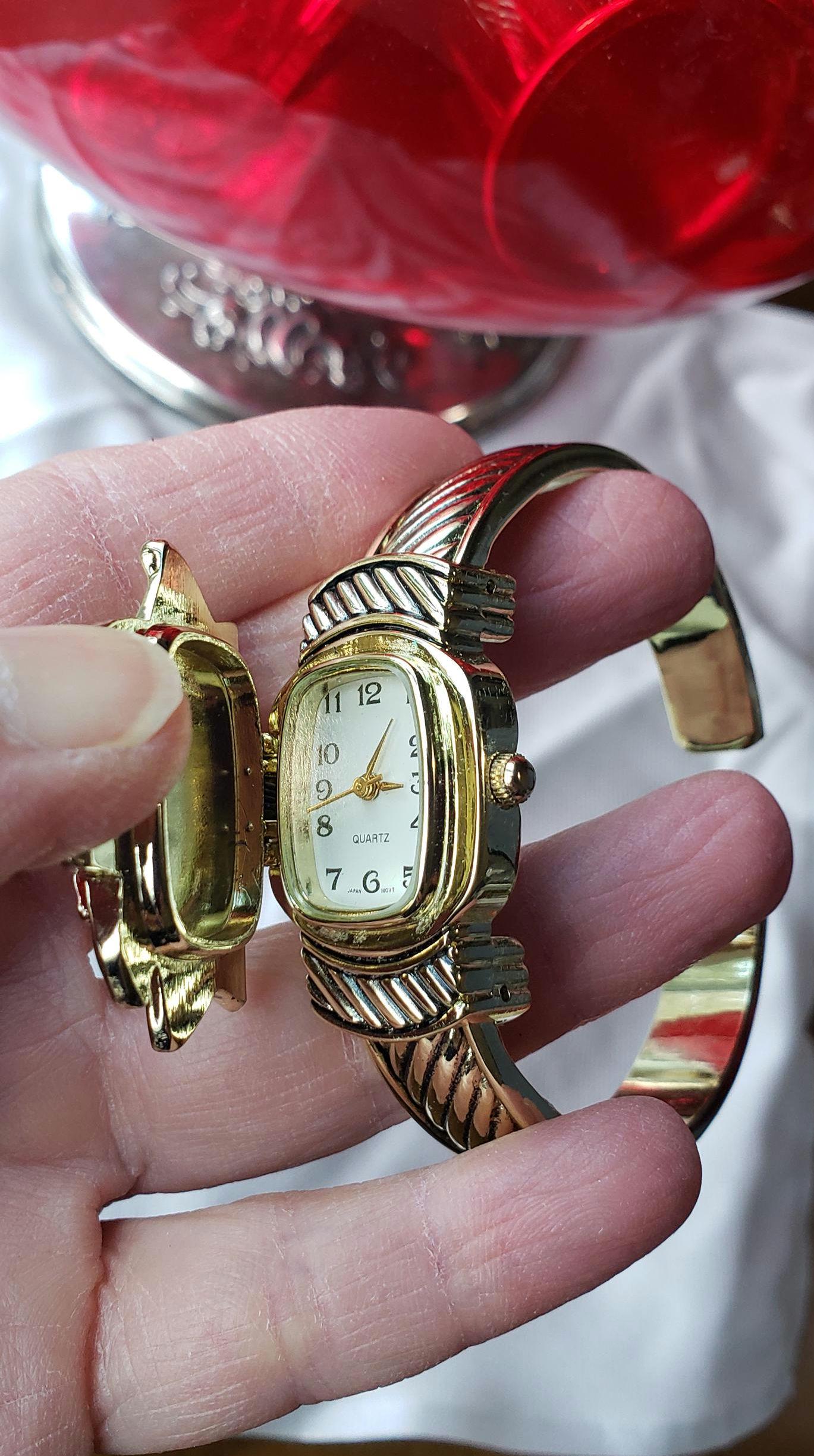 Vintage Peek-a-boo Ladies Watch Gold Tone Red and Green Holly! SO ...