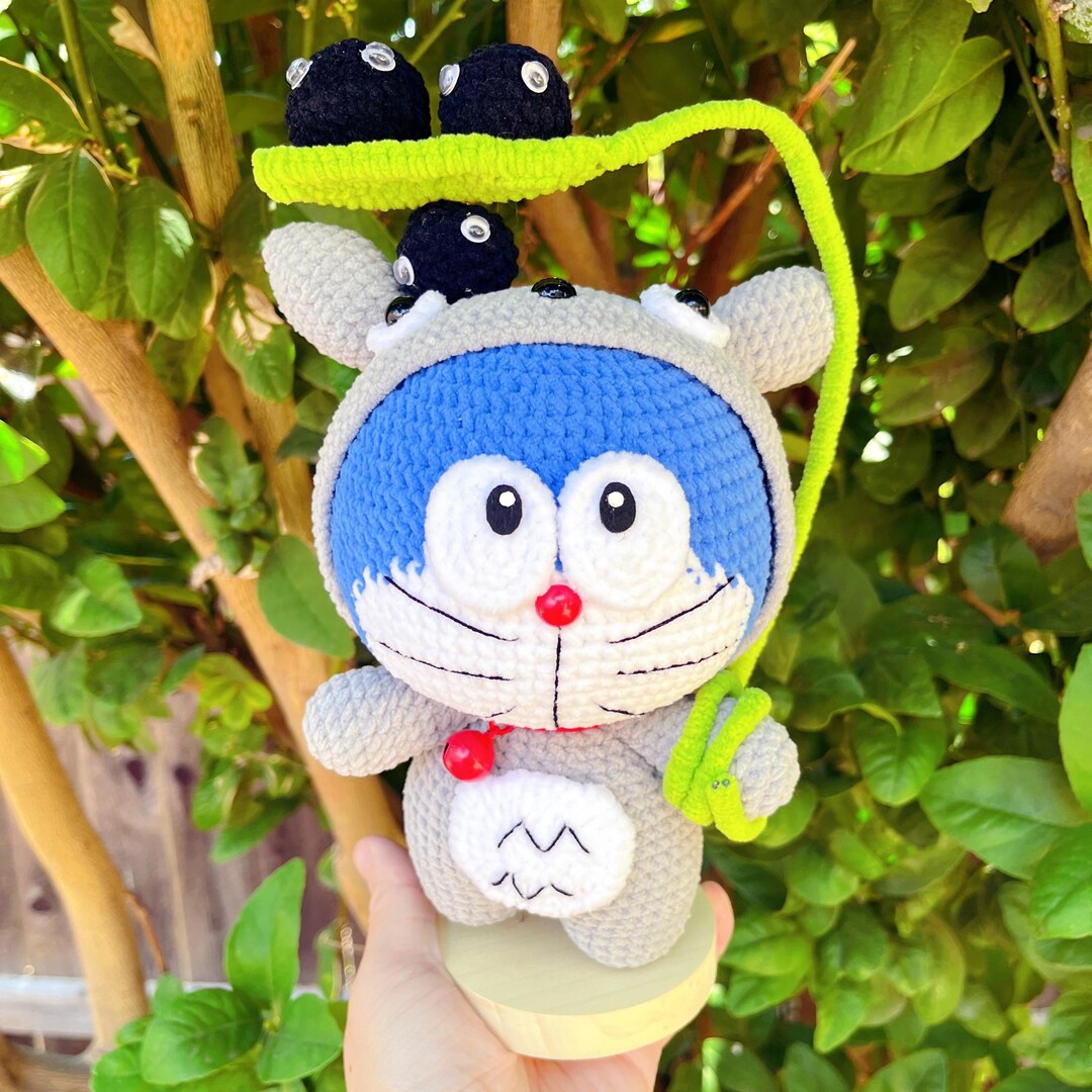 Poupée au crochet Doraemon en costume de Totoro : peluche anime faite ...