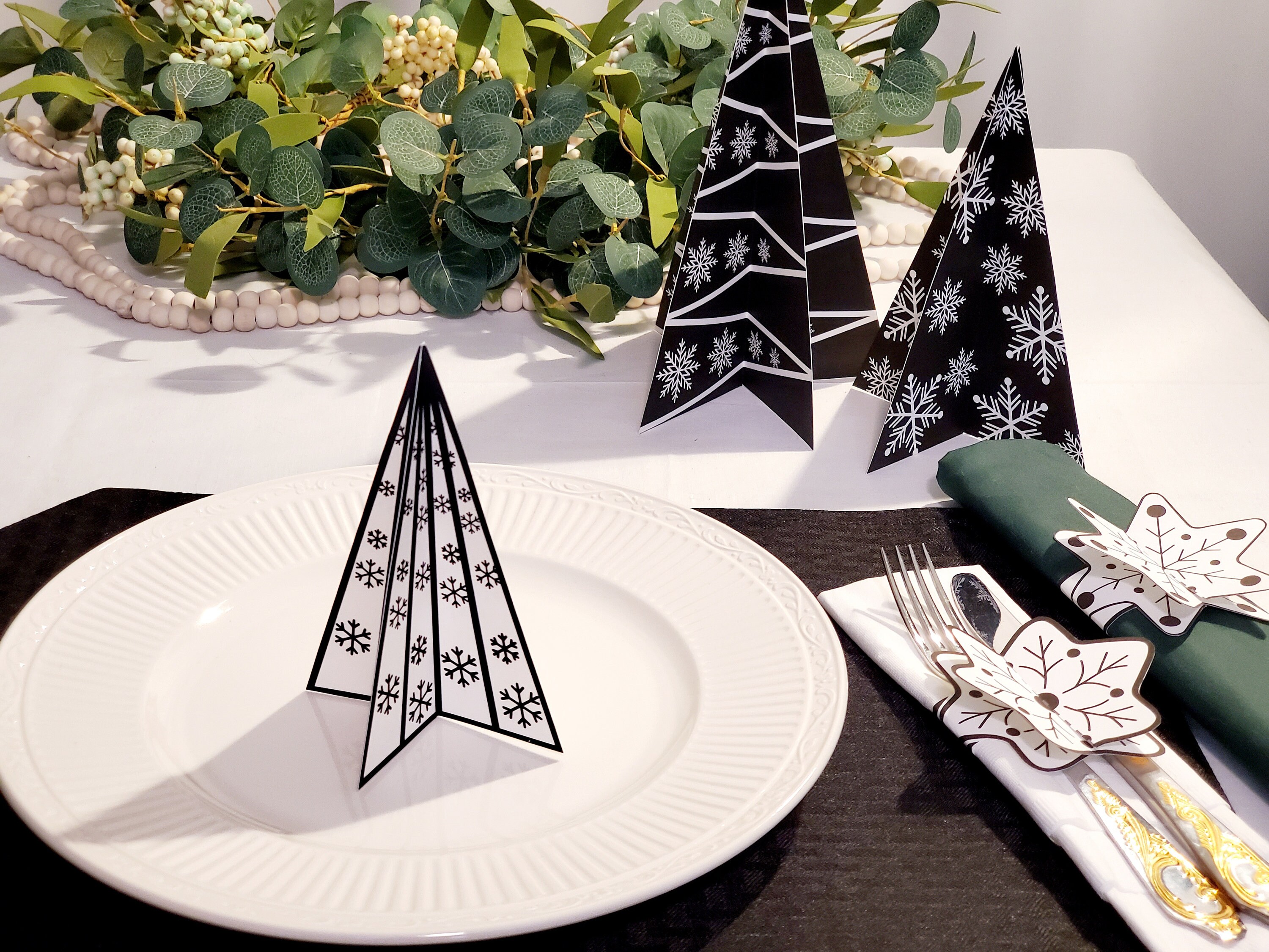 Printable Black and White Christmas Trees, 3D Christmas Tree Templates ...