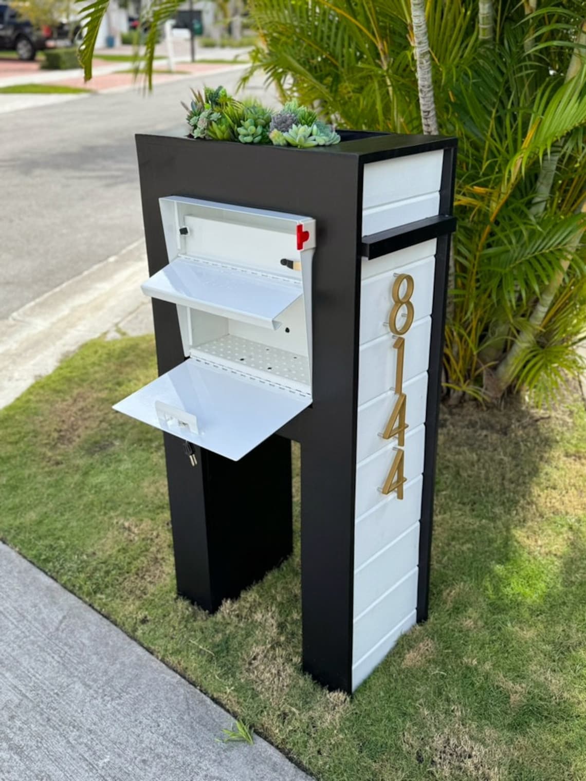 ARCADIA LUXE Mailbox Modern Mailbox With Succulent & Mailboxes Post ...
