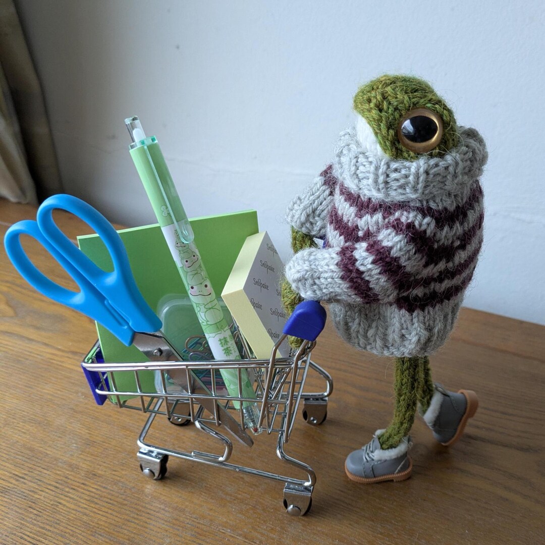 Knitted Frog Desk Gift Set, Small Shopping Photo Prop, Home and Office ...