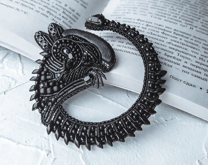 Knotwork Xenomorph 3D Metal Pin Alien Monster Celtic Viking Gripping ...