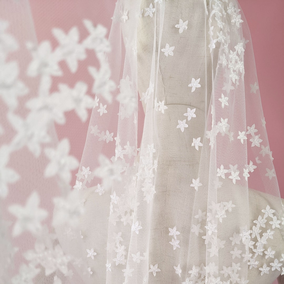3D Flower Wedding Veil, Bridal Veil With Scattered Flowers Ivory Color ...