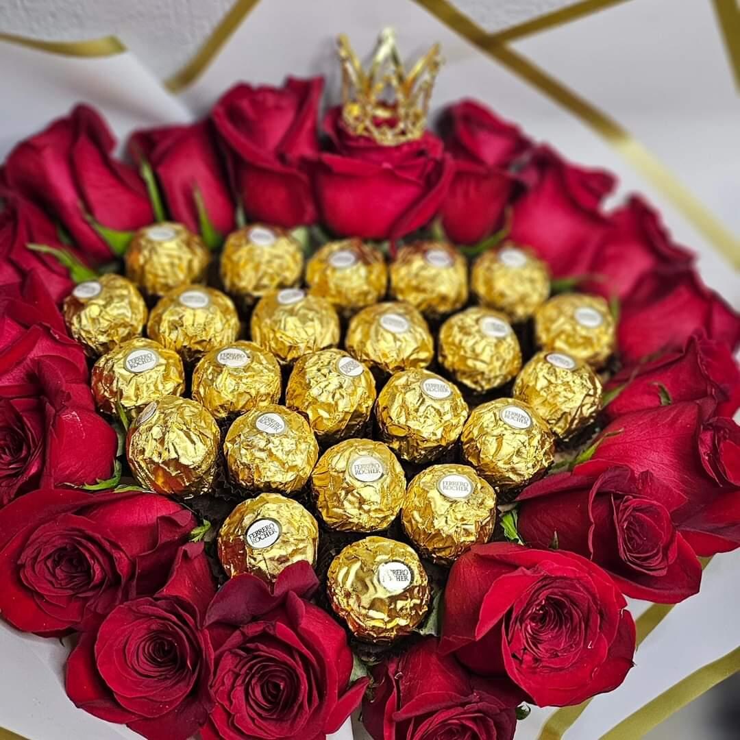 Heart Bouquet, Flower Arrangement, Fresh Roses, Ferrer Rocher ...