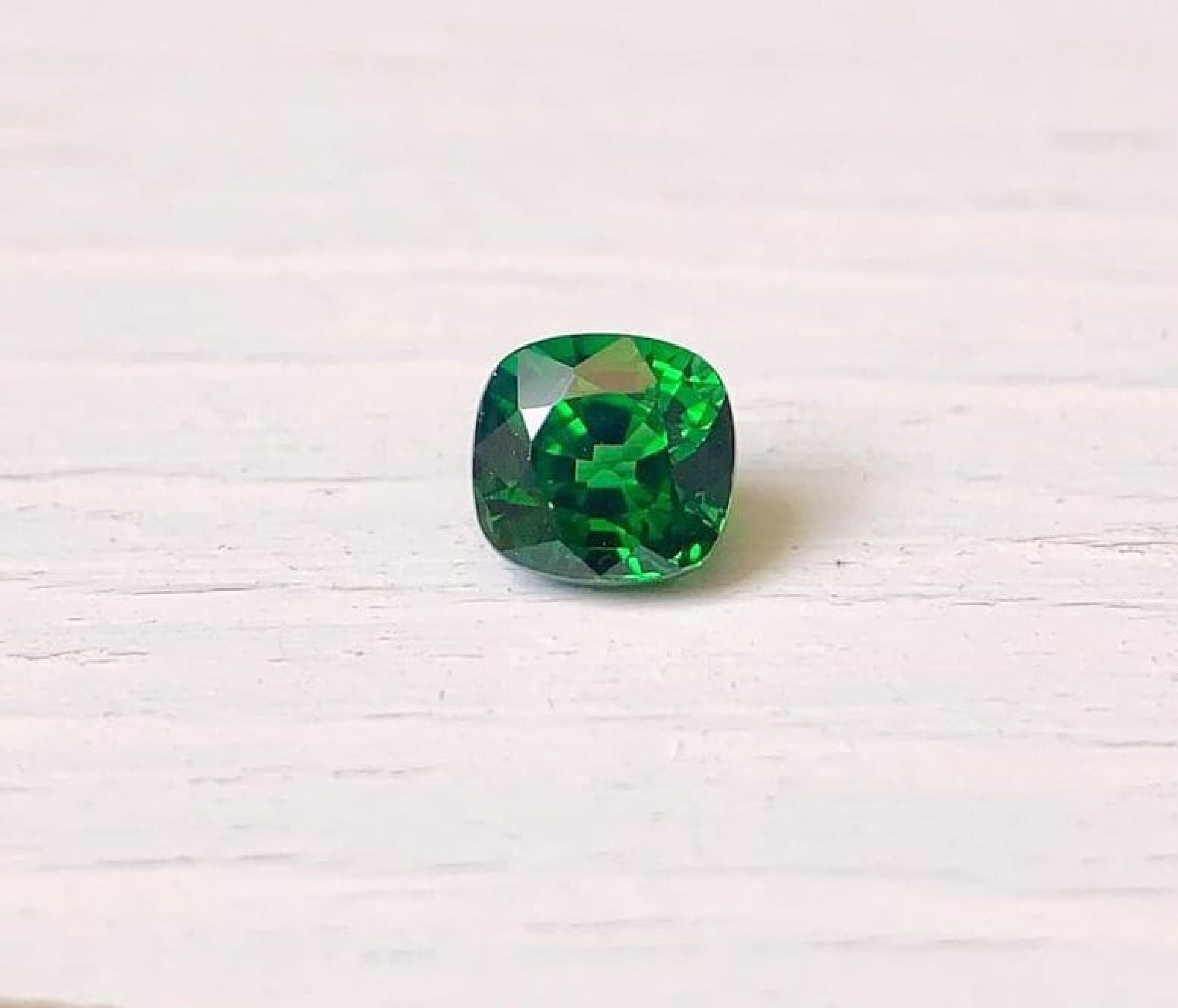 Natural Tsavorit, Top Quality and Colour Size 6.5MM Faceted Cut Green ...