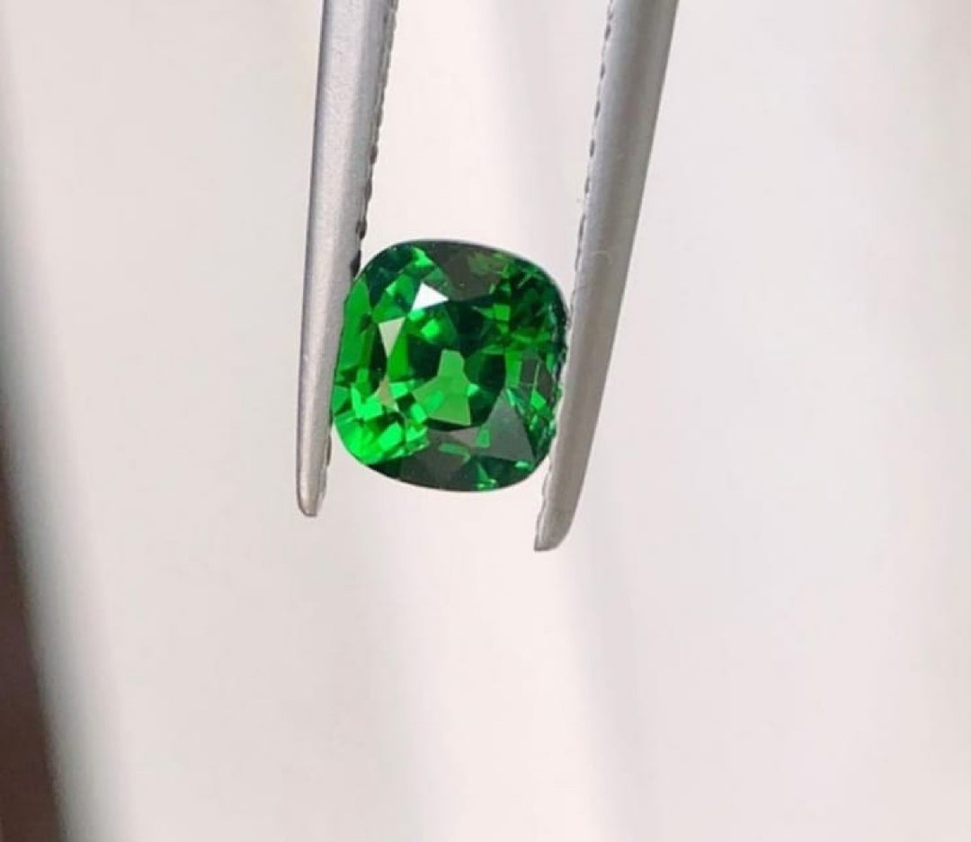 Natural Tsavorit, Top Quality and Colour Size 6.5MM Faceted Cut Green ...