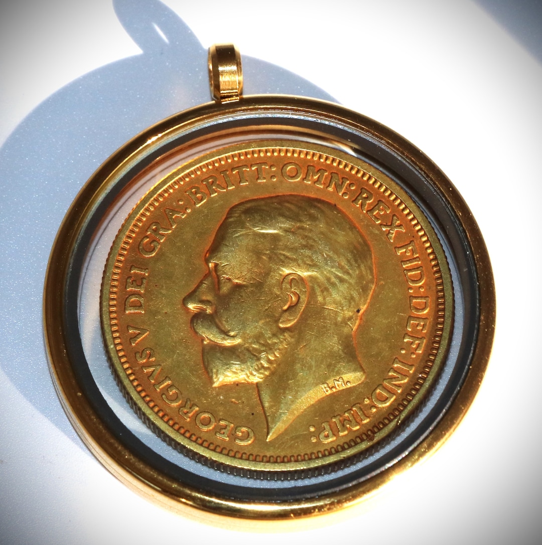 British 5 Pounds Sovereign Coin Gold Plated in Glass Case Pendant ...