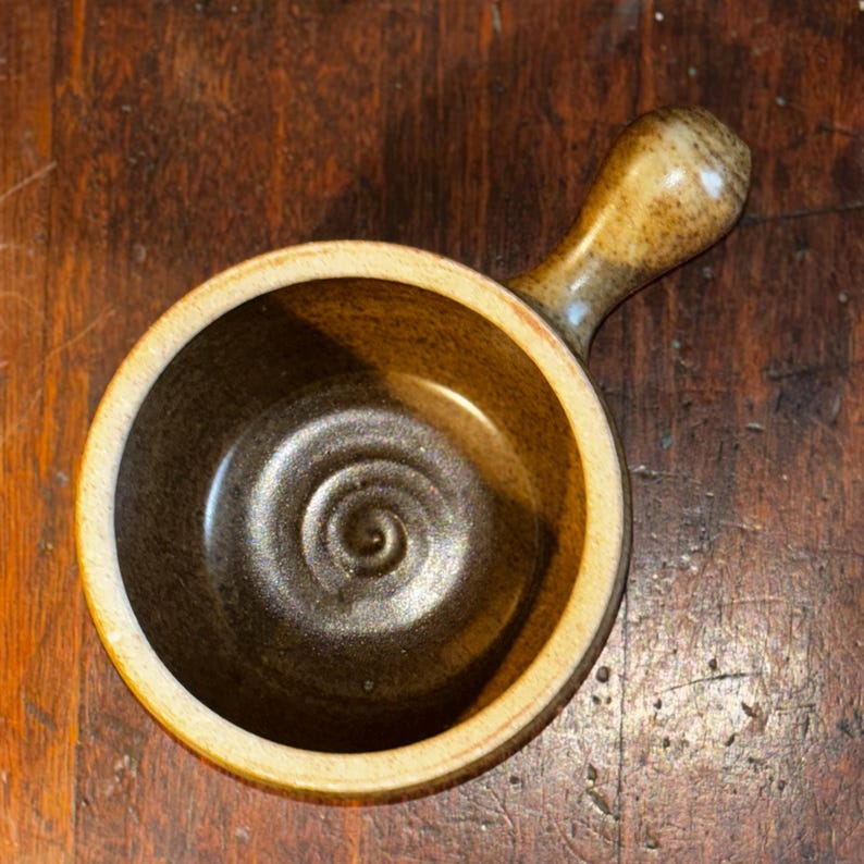 Cuenco vintage con asa de David Winkley Vellow Studio Pottery, con tapa ...