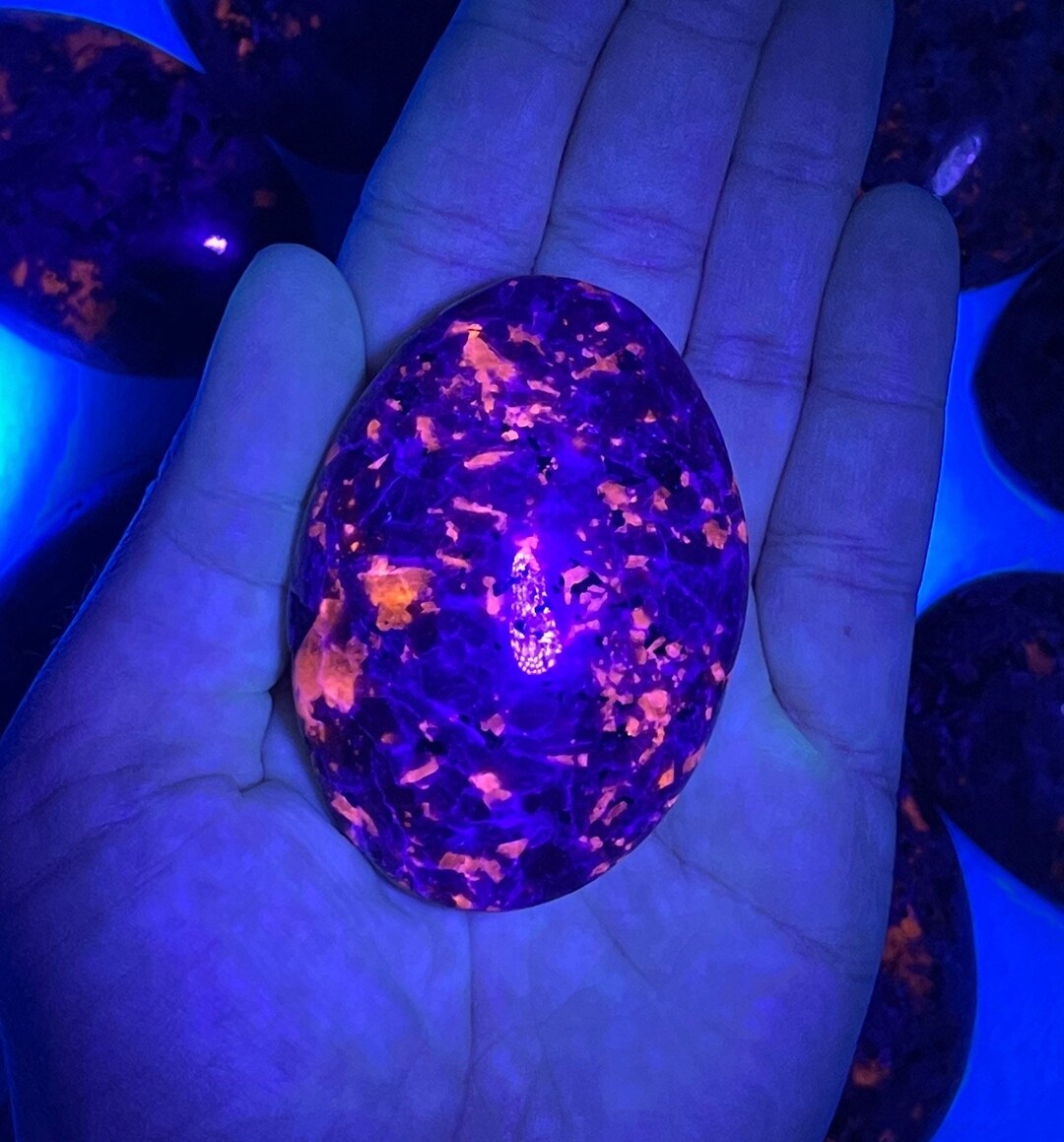 Yooperlite Palm Stone: UV Reactive Sodalite Healing Crystal - Etsy