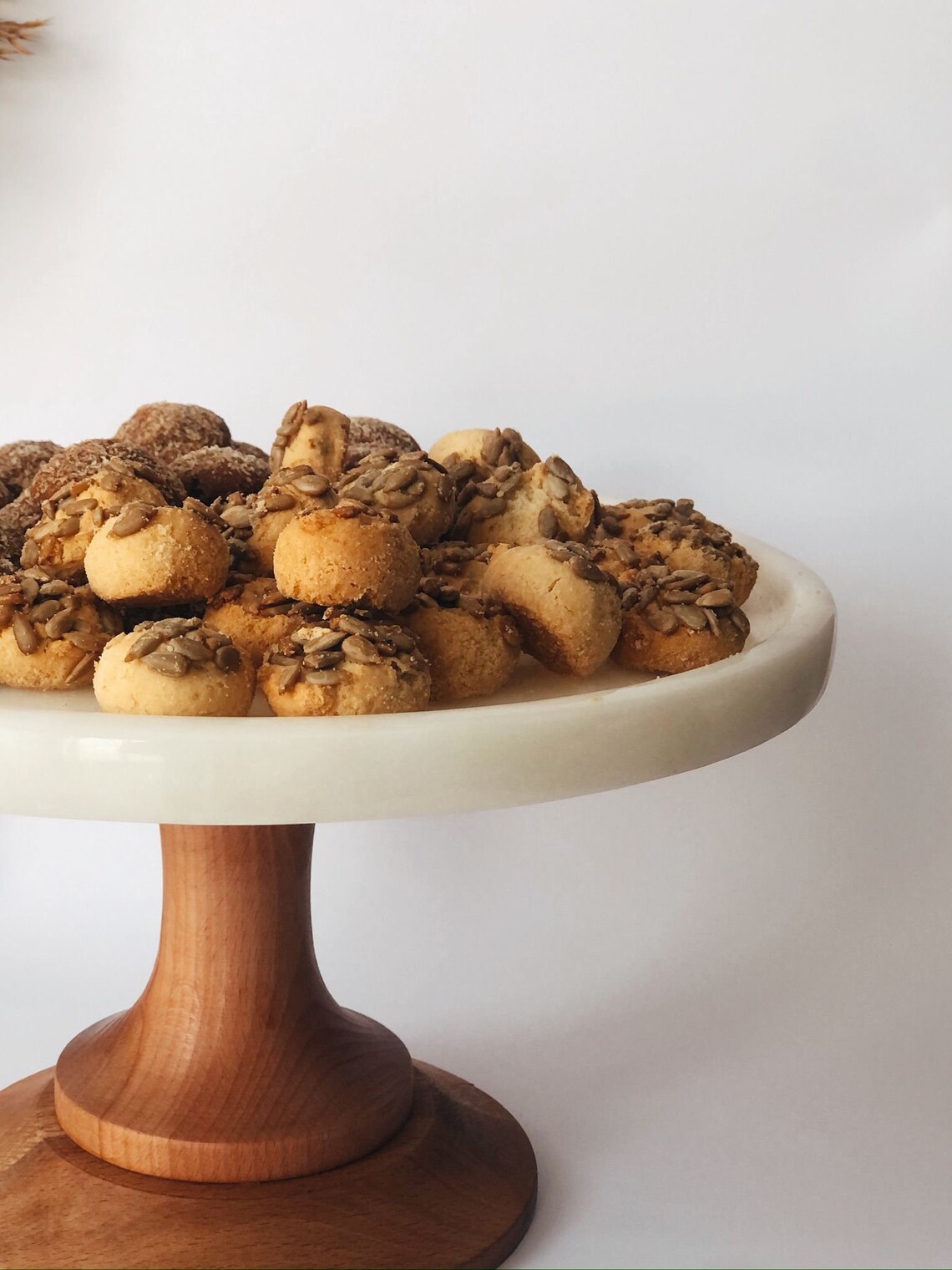 White Round Marble Cake Stand With Wooden Leg, Vanity Tray, Perfume ...