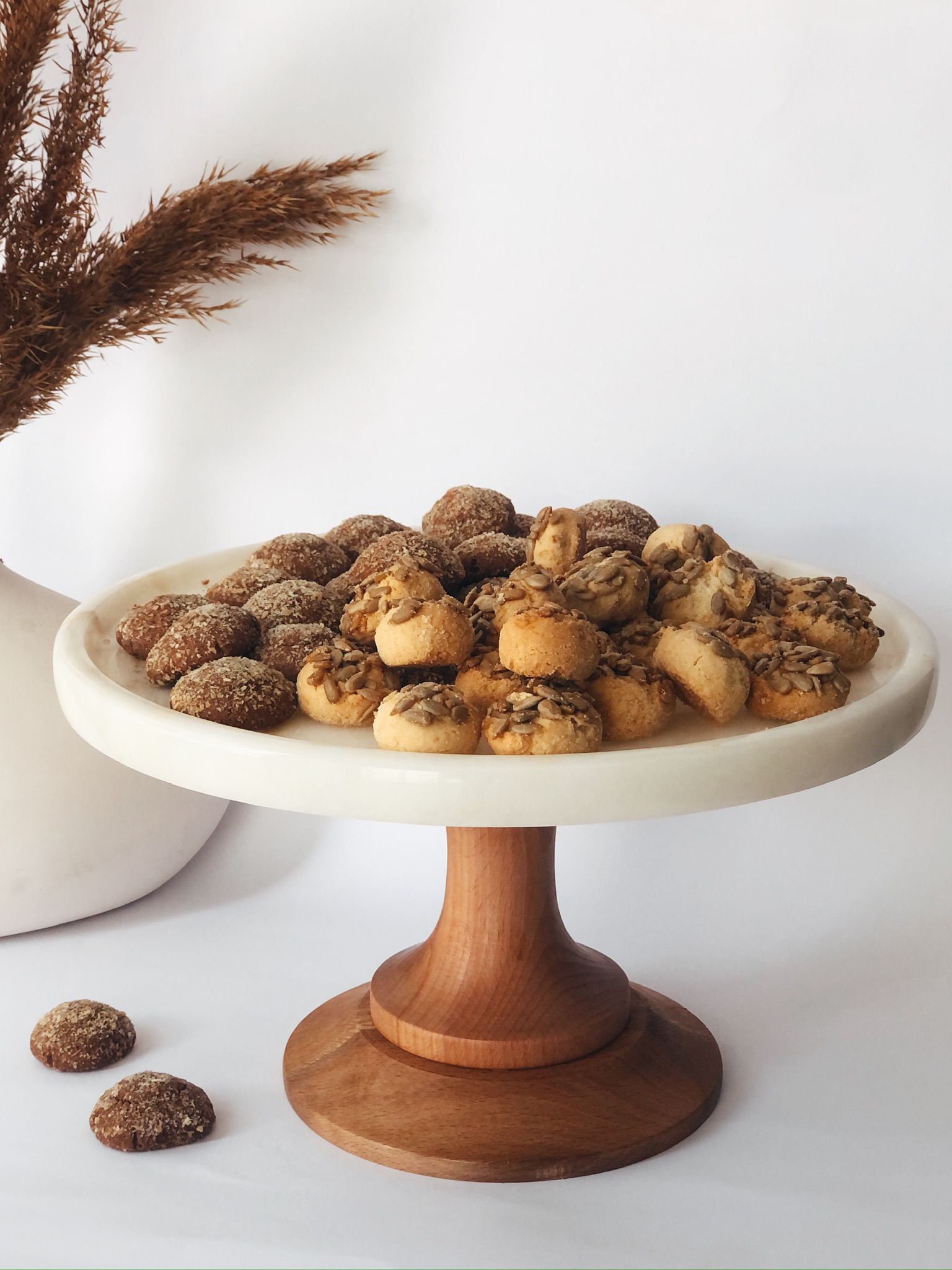 White Round Marble Cake Stand With Wooden Leg, Vanity Tray, Perfume ...