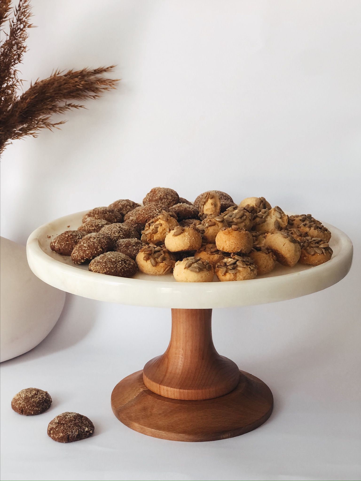 White Round Marble Cake Stand With Wooden Leg, Vanity Tray, Perfume ...