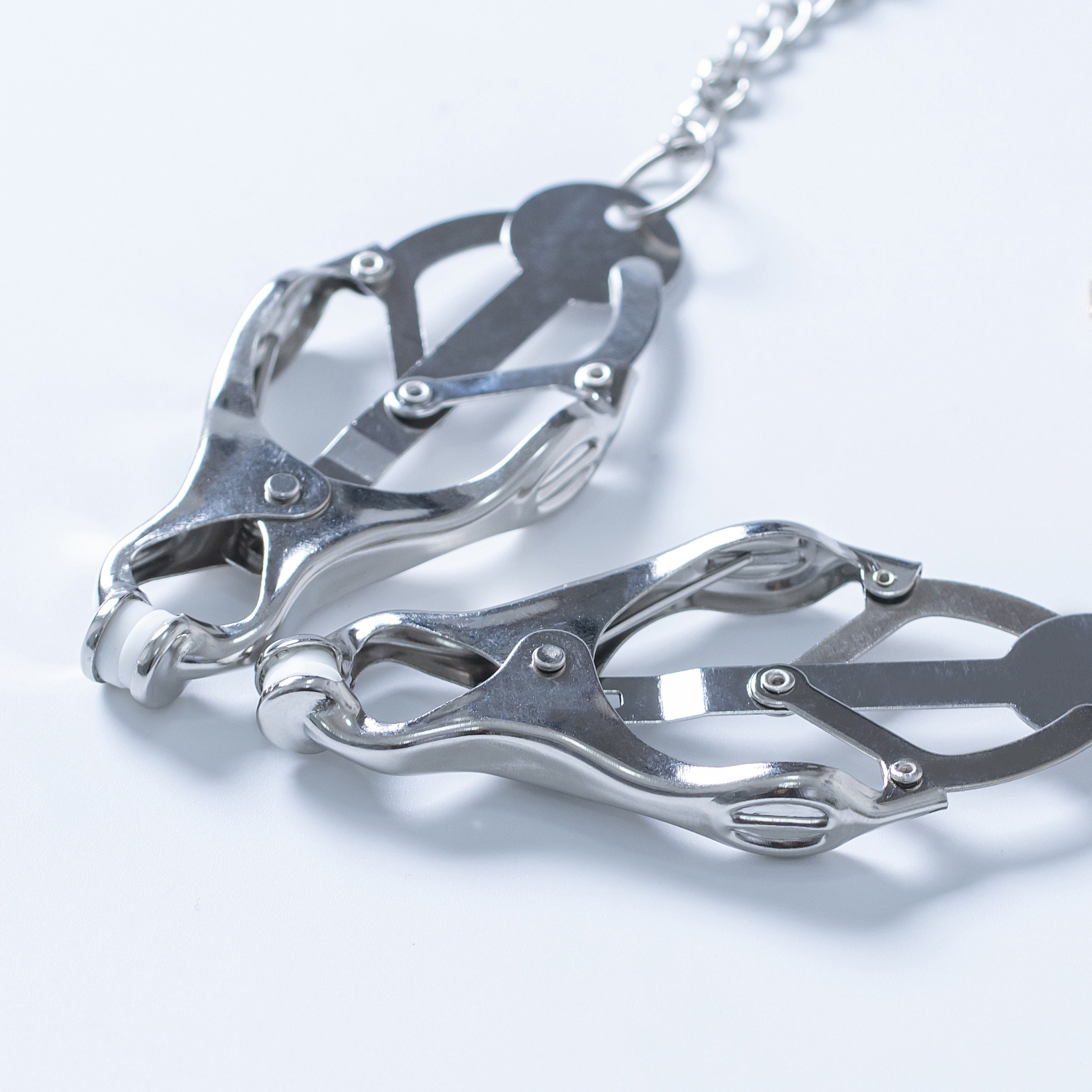 BDSM Clover Clamps With Chain Nipple Clamps With Crystal Dangles ...