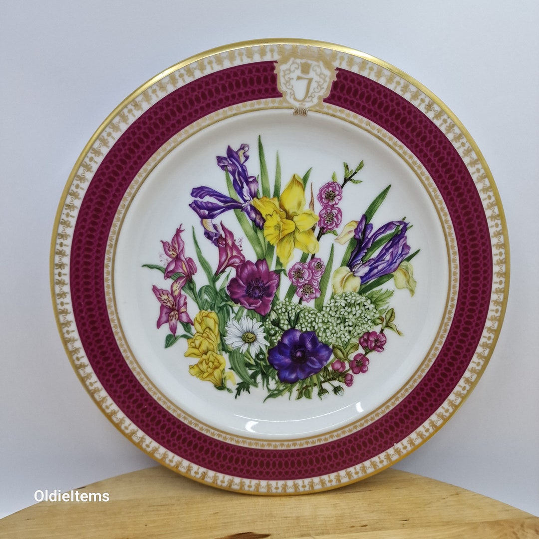 Vintage Queen Juliana Remembrance Plate: Floral Design, Golden Trim (22 ...