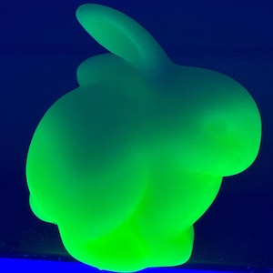 Vintage Fenton Bunny Rabbit Figurine, Custard Vasaline Uranium Glass ...