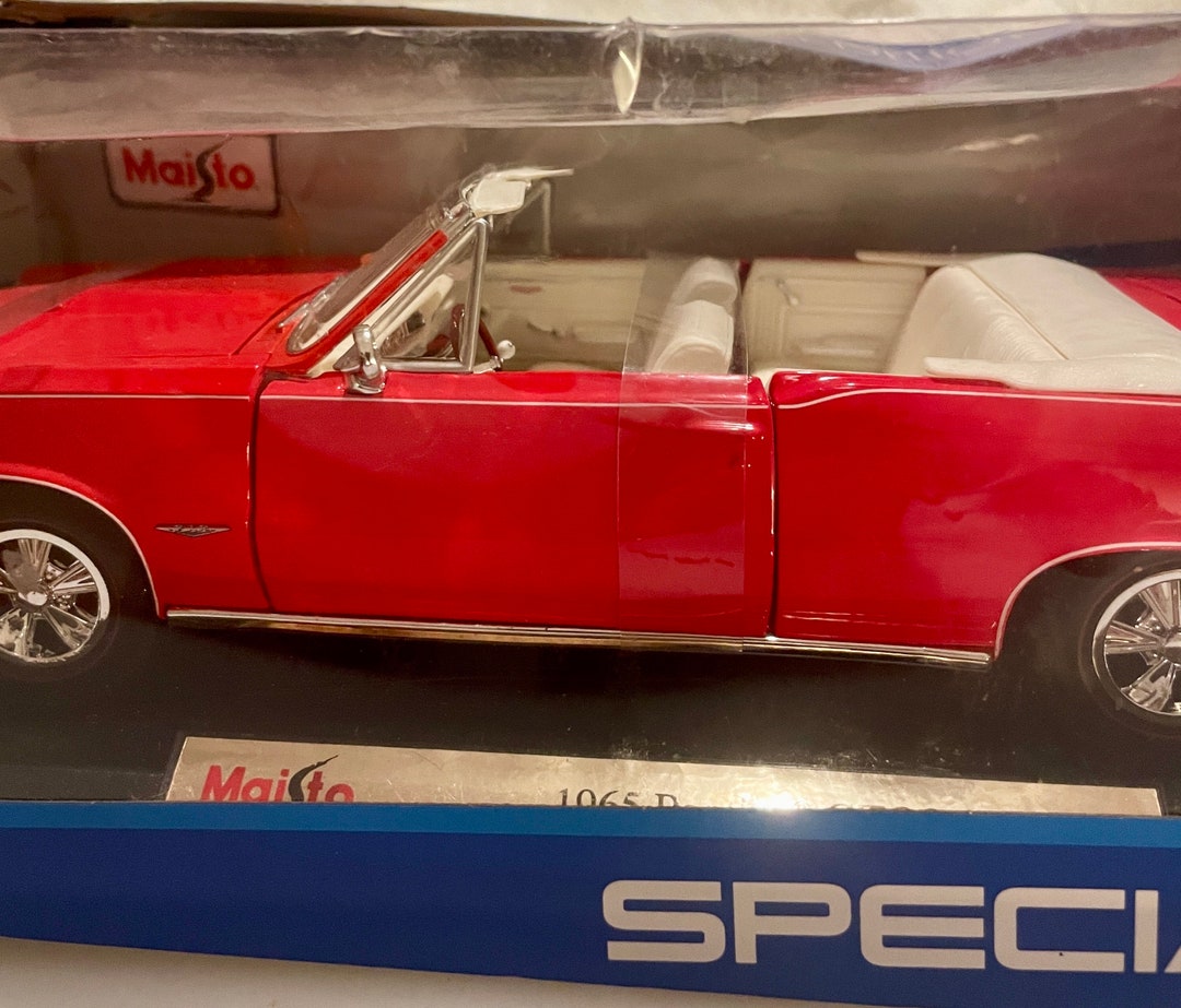 Maisto 1965 Pontiac GTO Hurst Shifter Convertible 1:18 Scale Diecast ...