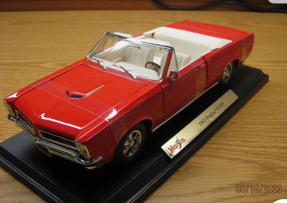 Maisto 1965 Pontiac GTO Hurst Shifter Convertible 1:18 Scale Diecast ...